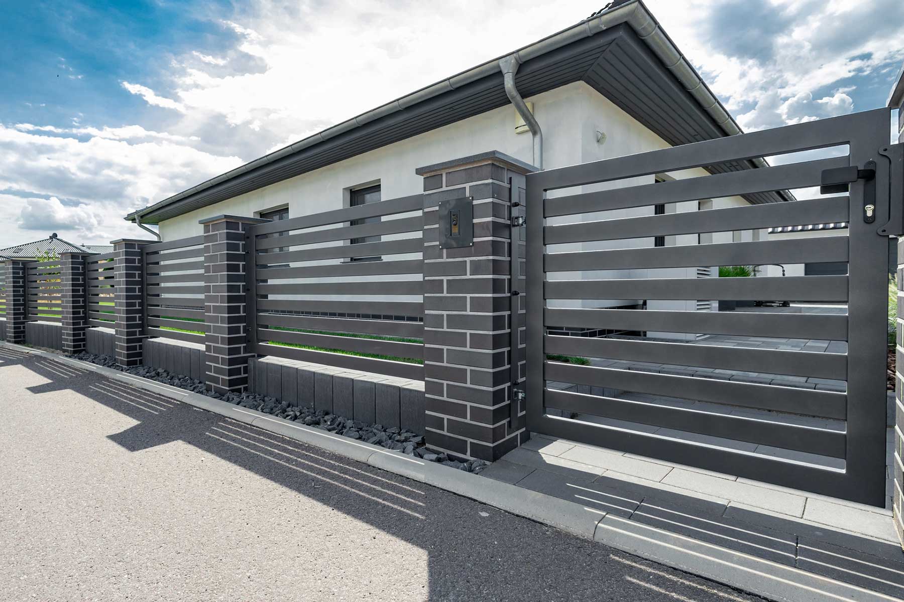 Modernzaun 24 - Transparenter Modernzaun aus Querlatten